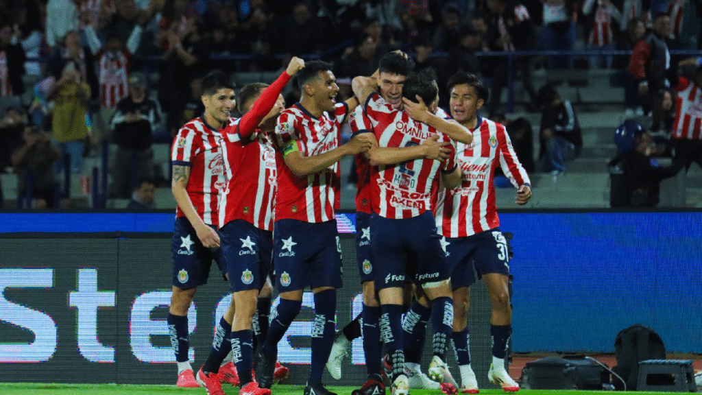 Chivas triunfa ante Pumas sin entrenador y se prepara con fervor para la trilogía de clásicos ...